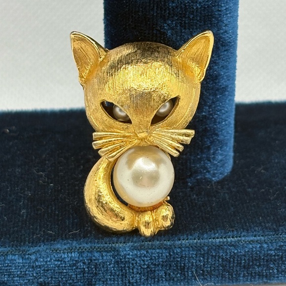R. Mandle | Jewelry | Vintage Cat Pin Dangling Faux Pearl Eyes Belly R ...